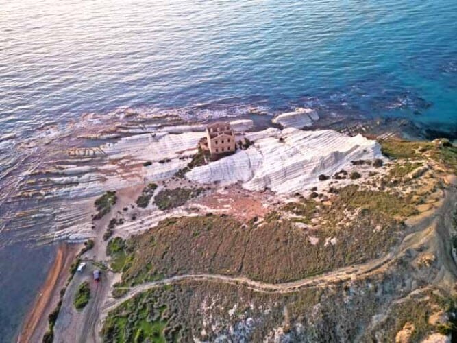 Riserva Naturale di Punta Bianca, dove la roccia si fonde col mare ...
